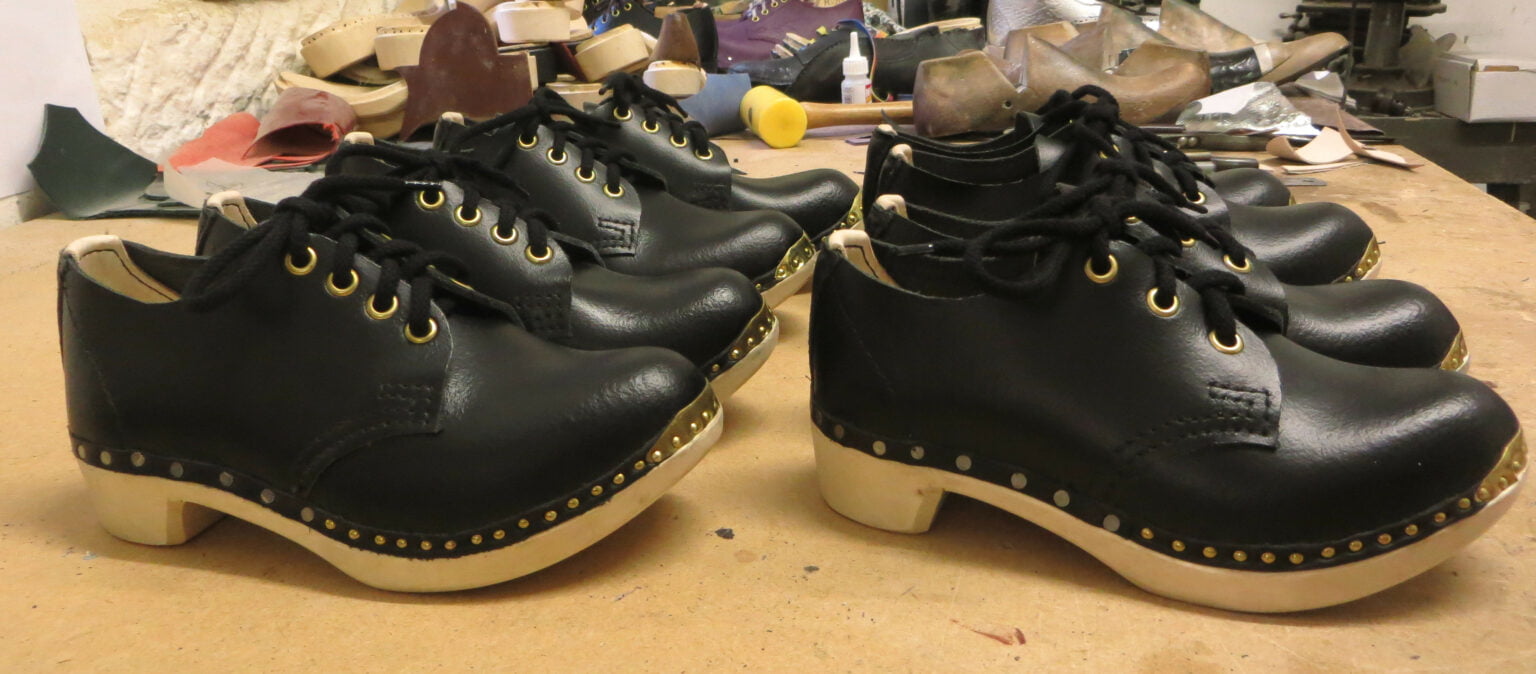 Demonstration of Clogmaking by Simon Brock – The Morris Federation